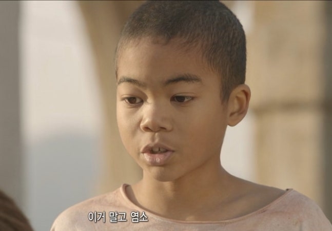 'Descendants of the Sun' Onyu's Embrace of Child Actor, Korean ...