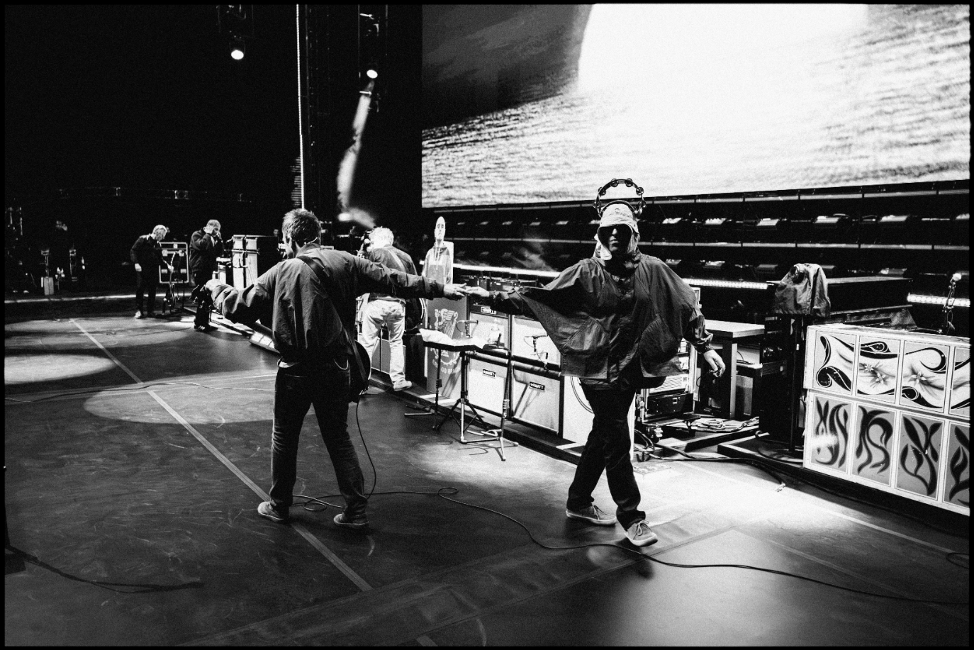 The Return of Oasis... 55,000 Fans Enthusiastically Sing Along at Their ...