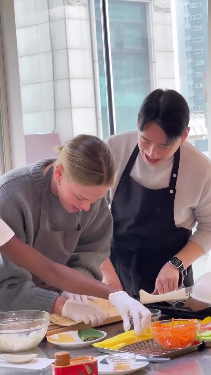 Charlize Theron Rolls Kimbap.. Video of Chef Choi Kwang-ho's Cooking ...