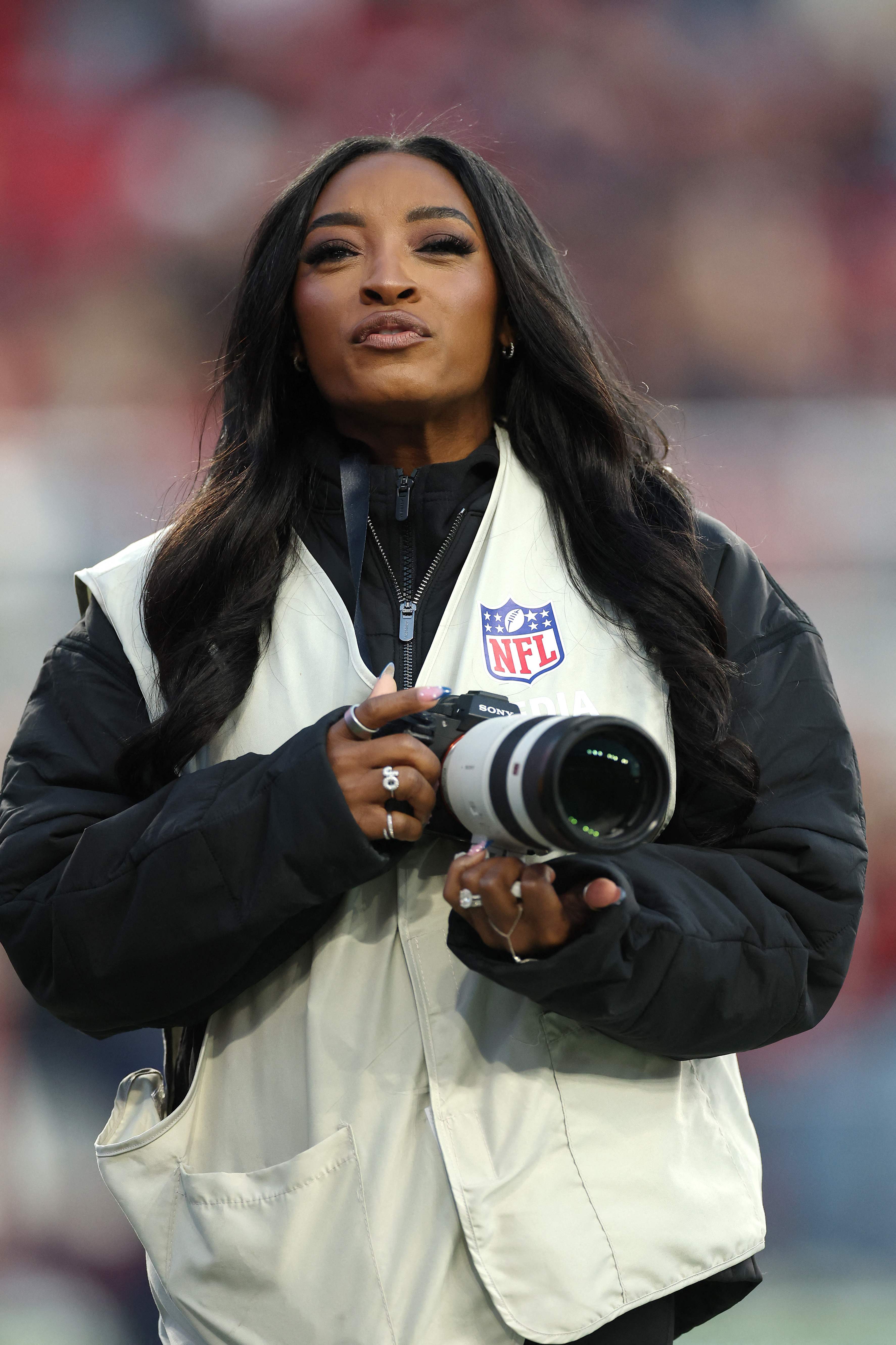 【NFL】 "Don't Let Your Husband Down!"... 'Gymnastics Queen' Simone Biles ...