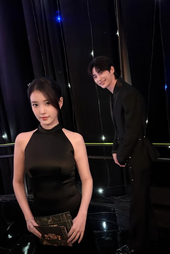 [Photo &] Byun Woo-seok and IU, '21st Century Grand Lady' Style ...