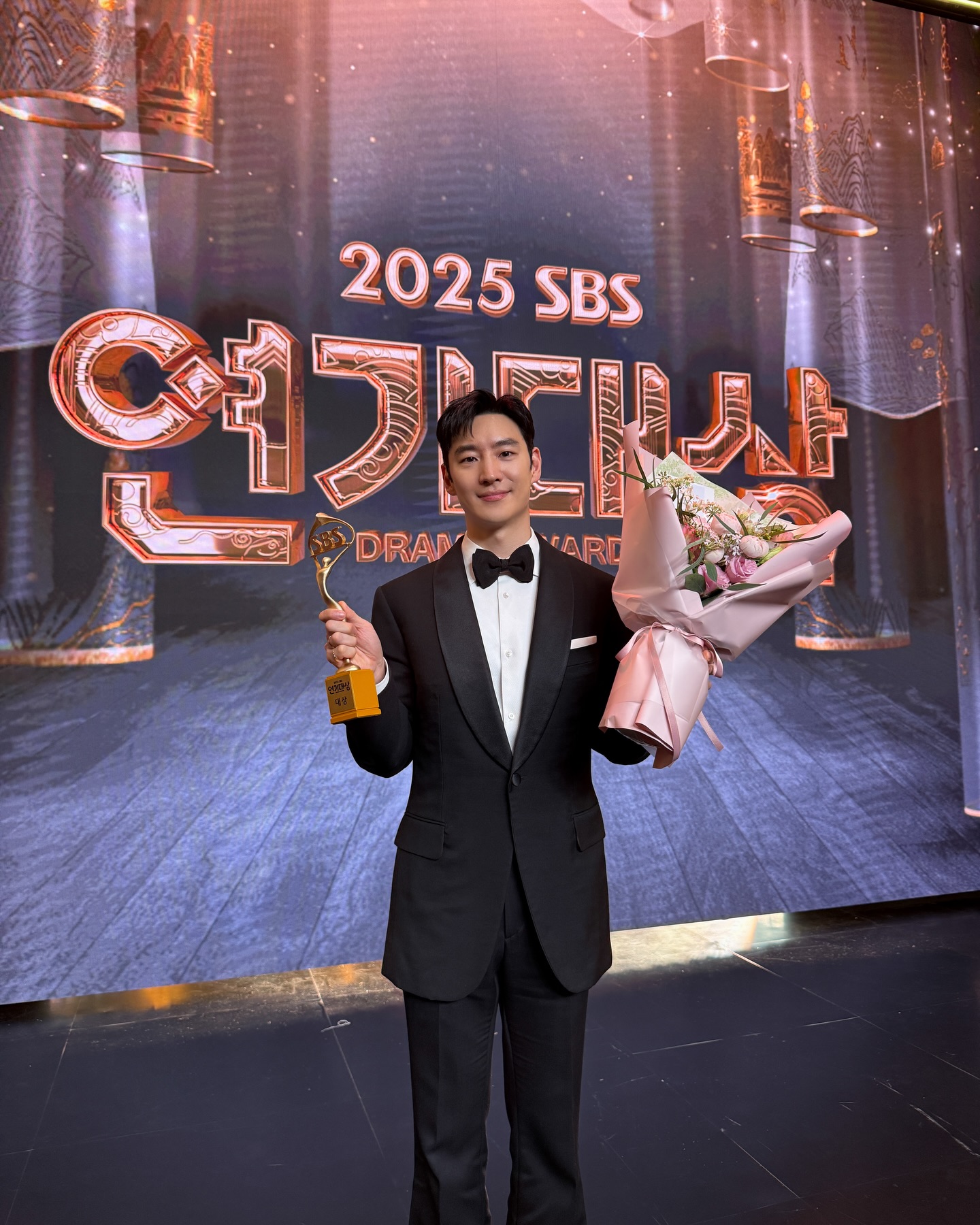 Lee Je-hoon Wins Grand Prize at the 2025 SBS Acting Awards... Second ...