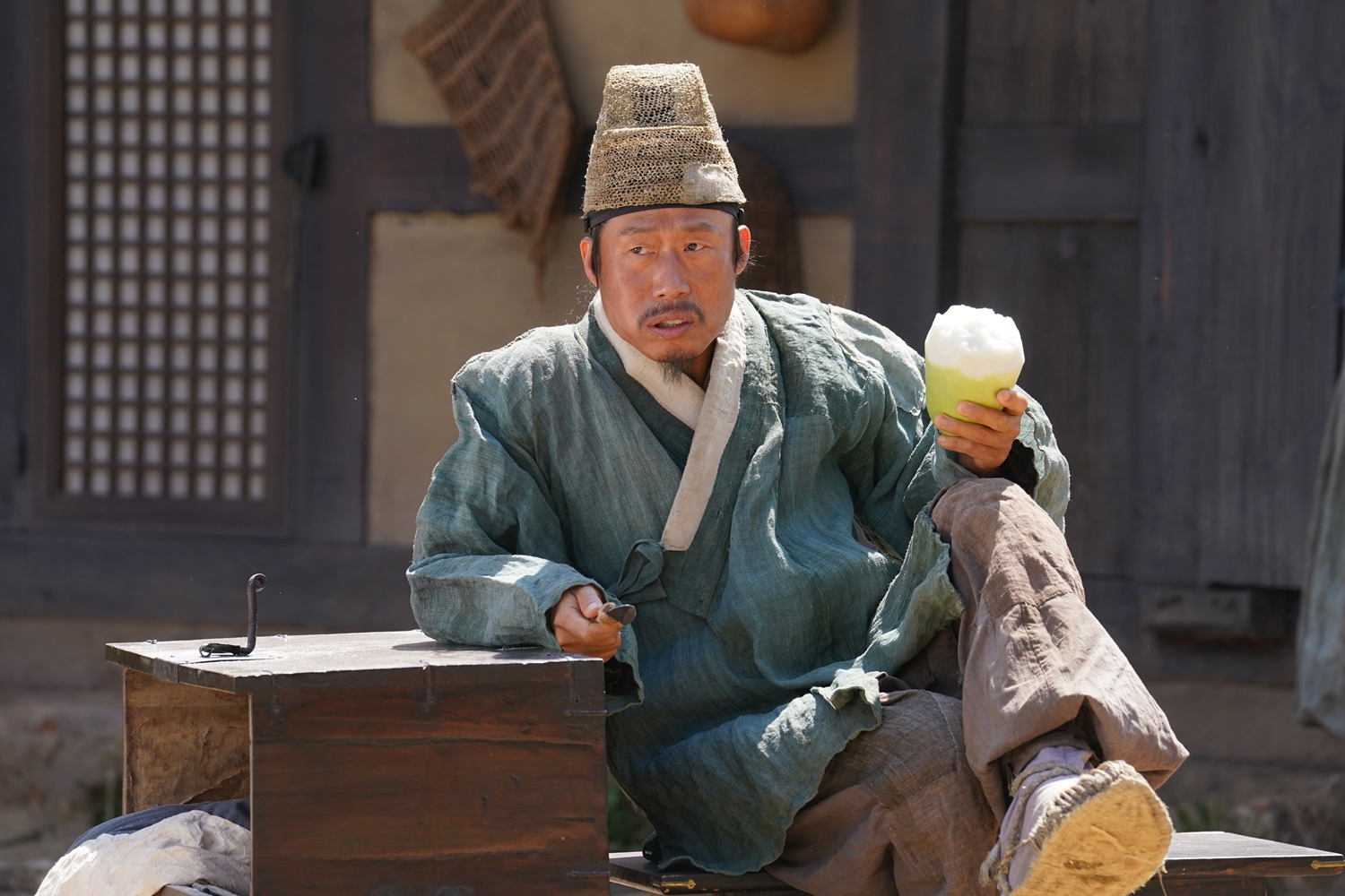 Yoo Hae-jin Returns with 'The Man Who Lives with the King'... Character ...