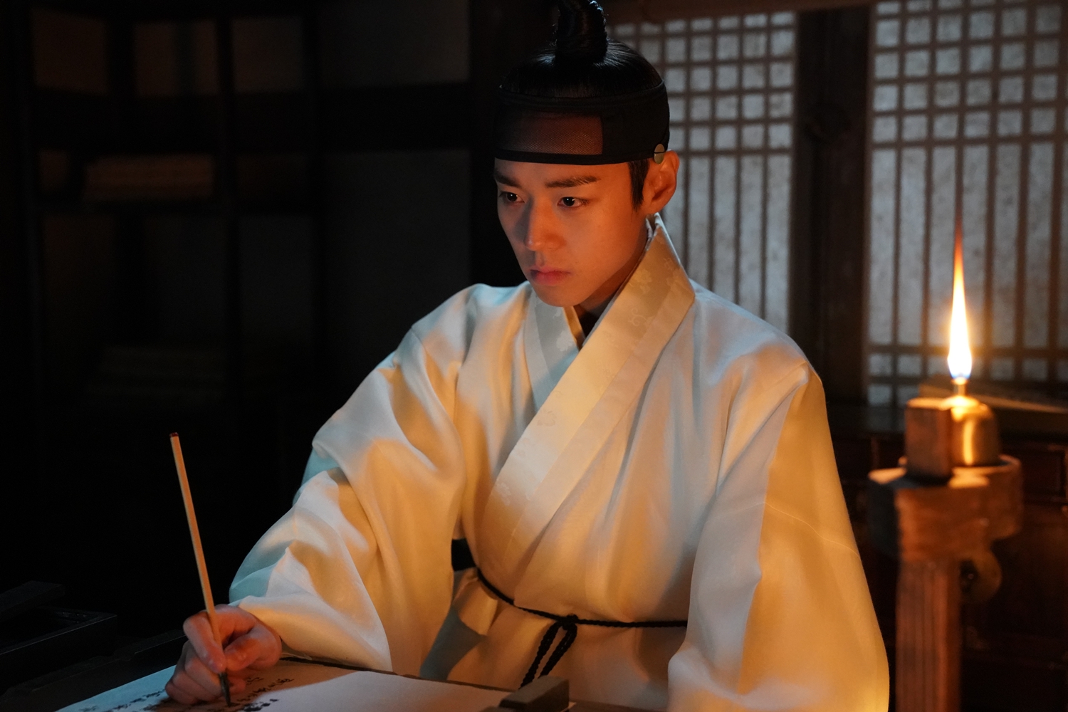 Park Ji-hoon Dominates the Screen as the Tragic King Danjong ...