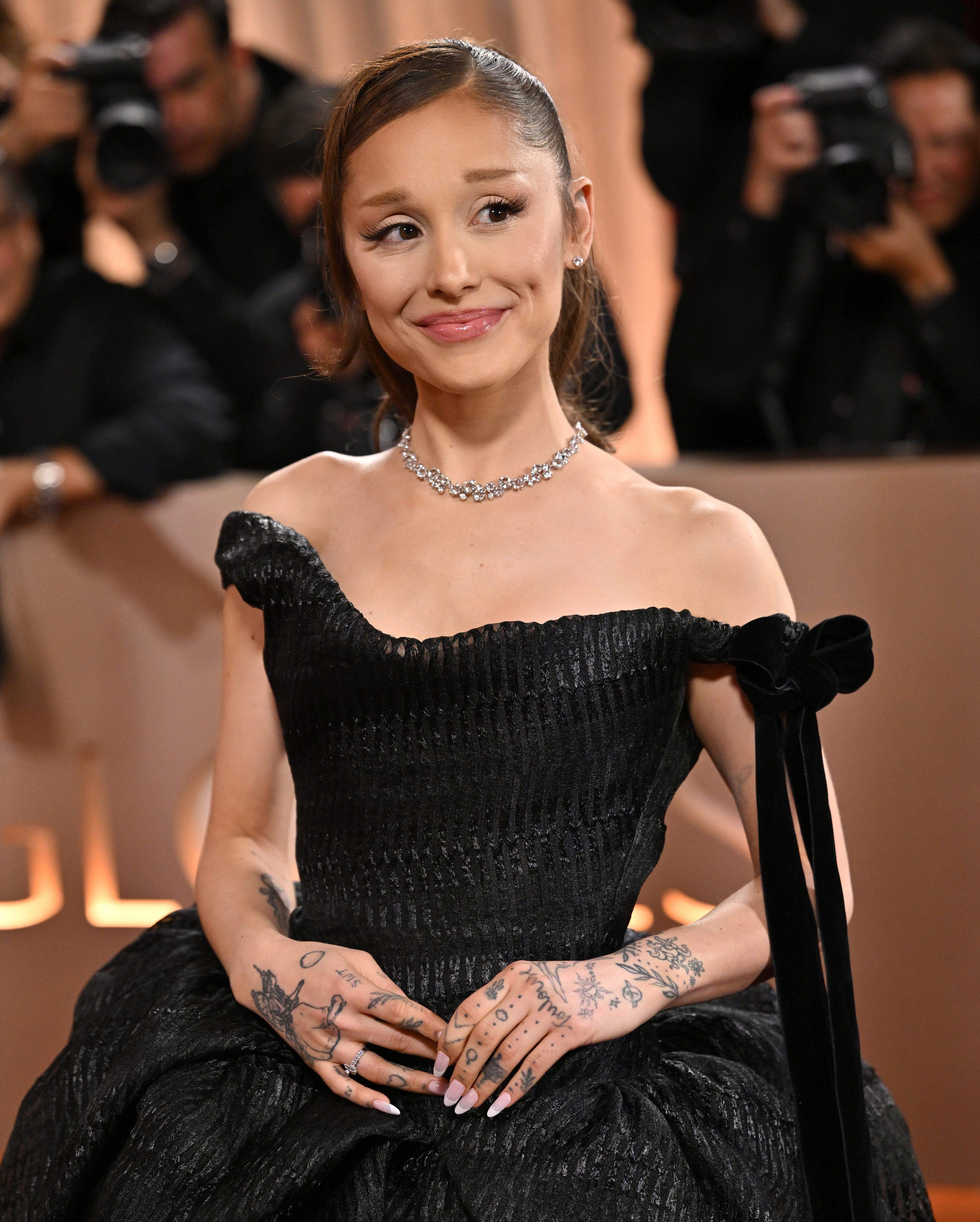 【Golden Globe】 "Taking Off Pink to Become a Black Fairy"... Ariana ...