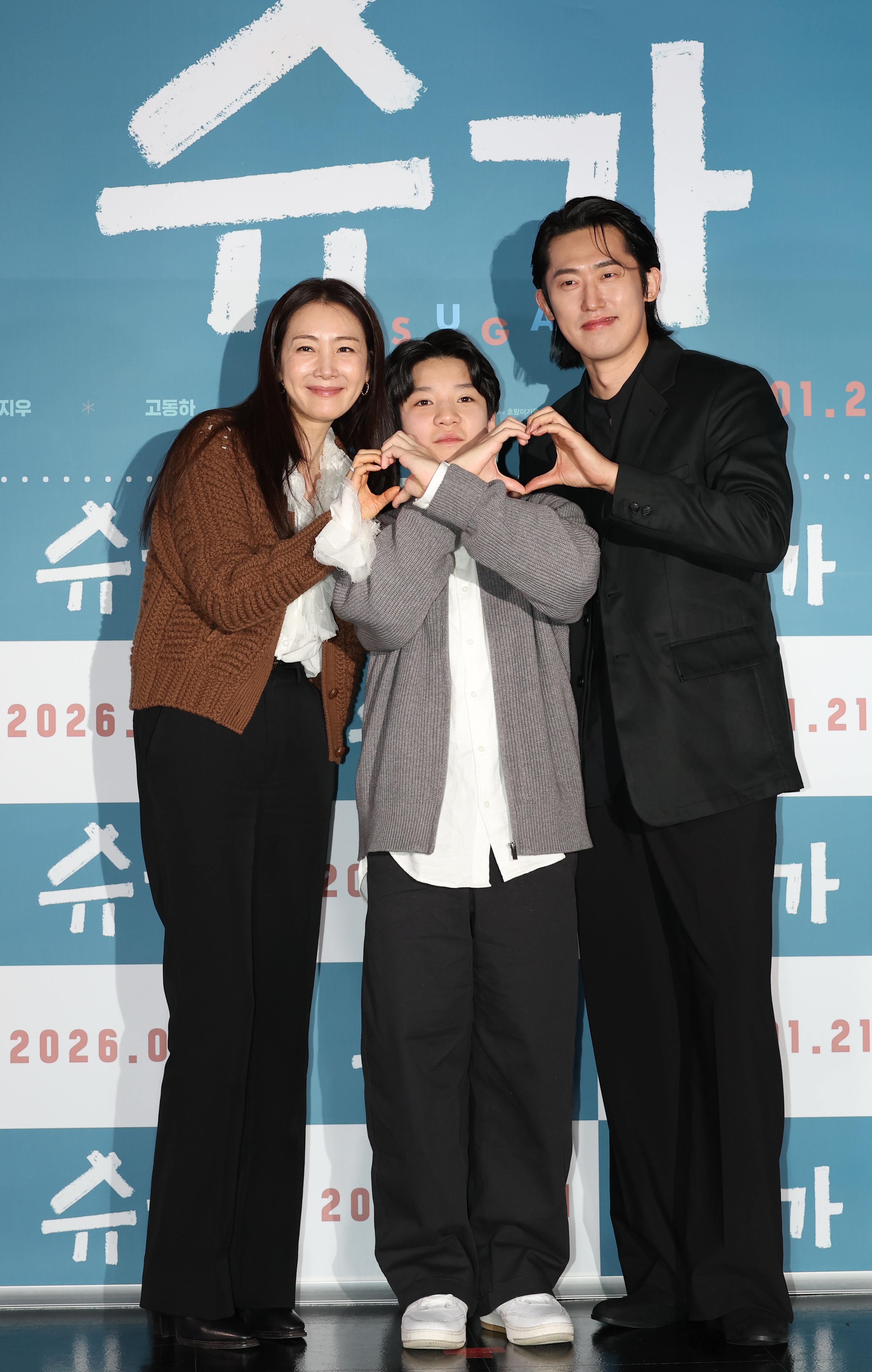 [Photo &] Movie 'Sugar' Premiere Scene: "Deepened Gaze, Warm Motherly ...